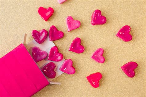 발렌타인의 날 개념입니다 발렌타인 데이 골드 배경에 달콤한 마음으로 빨간색 상자 선물 사진 사랑입니다 선택적 초점 2월에 대한 스톡 사진 및 기타 이미지 Istock