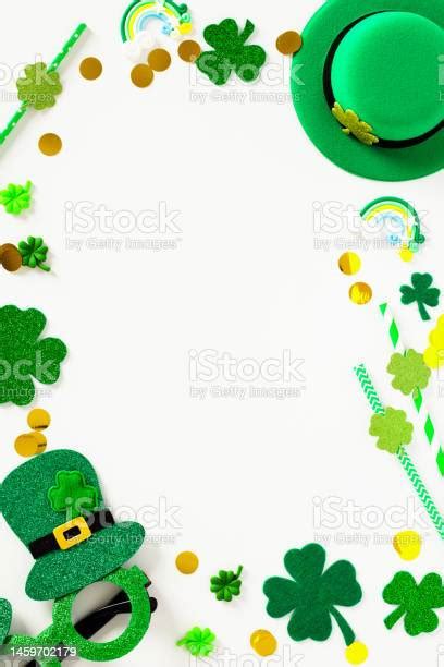 성 패트릭의 날 세로 배너 템플릿입니다 성 패트릭의 날 파티 장식 레프러콘 모자 안경 흰색 배경에 토끼풀로 만든 프레임 성 패트릭의 날 파티 초대장 디자인 St