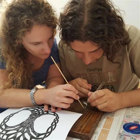 A String Art Christmas Tree With Lights And Garland Free Pattern LRCrafts