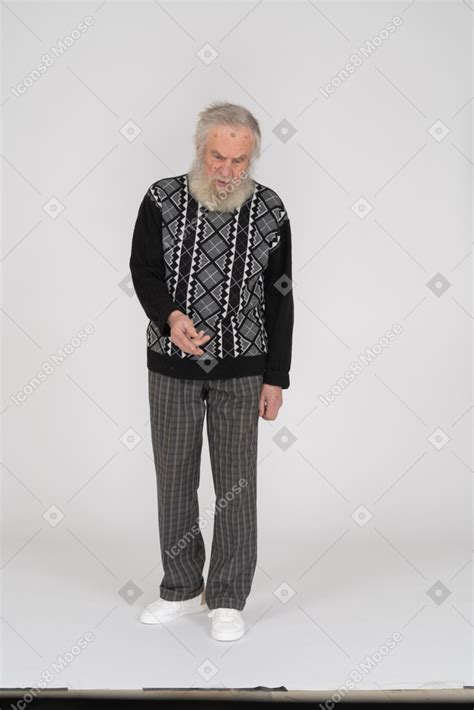 아래를 내려다 보는 노인의 전면보기 사진