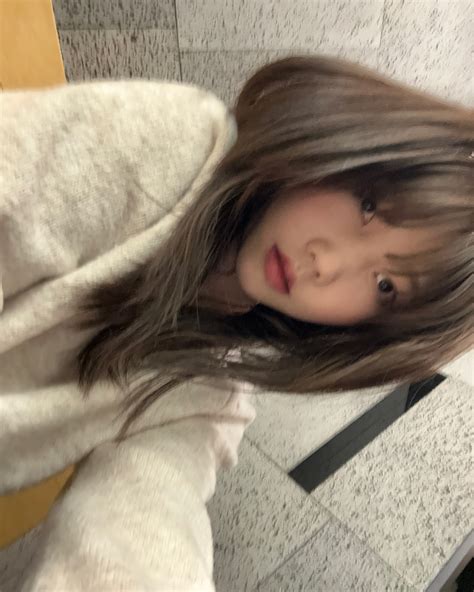 왕십리미용실 더부띠끄 소은 레이어드컷 레이어드펌 C컬펌 가벼움을 살린 커트 디자인에 허쉬레이어드펌 으로 더해진 볼륨감 🪽 여성스러운 무드 가득 •• 뒤에서 봐도 예쁜