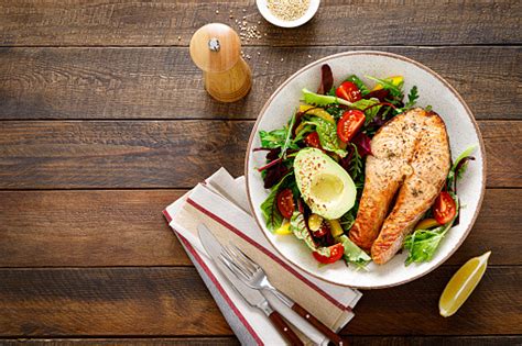 연어 생선 스테이크 구이 아보카도 신선한 야채 샐러드 토마토 피망 잎이 많은 채소 위쪽 보기 0명에 대한 스톡 사진 및 기타 이미지 Istock