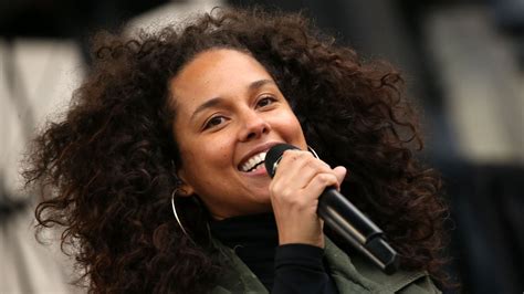 Alicia Keys Beauty Products 10 Must Haves The Singer Swears By Allure