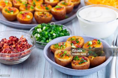 바삭바삭한 베이컨 파와 날카로운 체다 치즈 수평을 곁들인 구운 미니 레드 스킨 로드 포테이토 0명에 대한 스톡 사진 및 기타 이미지 Istock