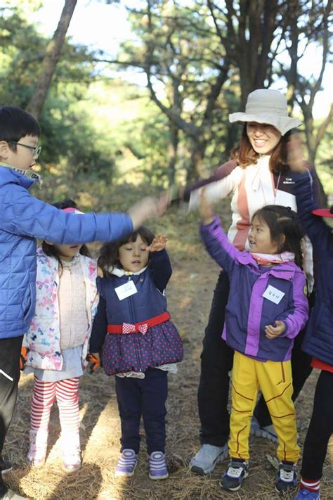 작은나무숲 동동 동대문을 열어라 남남 남대문을 열어라~ 우리집에 왜왔니 왜왔니 왜왔니~ 추억의 놀이