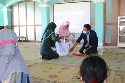Sosialisasi Dan Pelatihan Pembuatan Sabun Cuci Piring Jeruk Nipis KWT Sedyo Mulyo Website