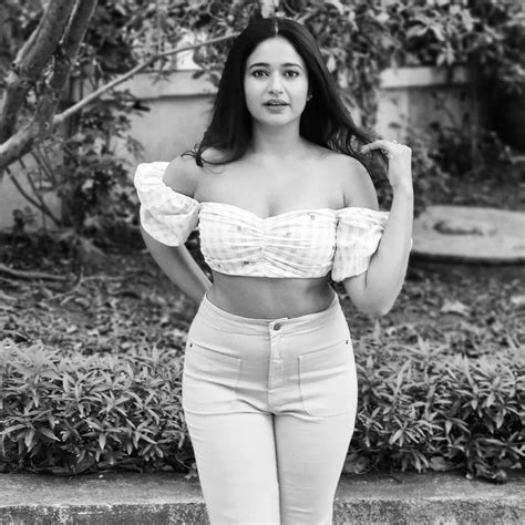 எனனமம இபபட நககற பனம பஜவ வளயடட களமர படட Actress Poonam Bajwa Hot