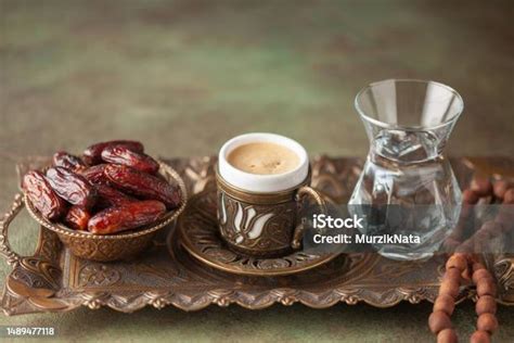커피 한 잔과 물 한 잔 이프타르 시간 동안 먹을 준비가 된 접시에 마른 대추야자 이슬람 종교와 라마단 개념 Eid Mubarak에 대한 스톡 사진 및 기타 이미지 Istock
