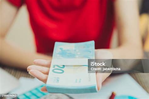 20유로 지폐 뭉치를 들고 있는 사람 금융과 거래를 상징합니다 이미지는 화폐 교환 및 경제 활동의 감각을 전달합니다 0명에 대한 스톡 사진 및 기타 이미지 Istock