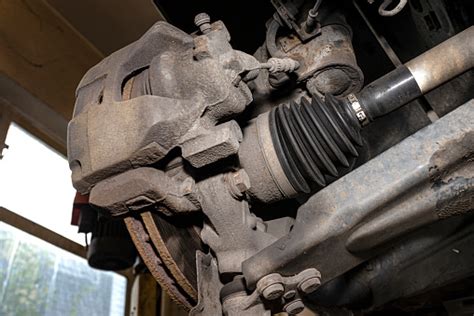 작업장에서 잭에 자동차의 바닥에서 볼 고무 눈에 보이는 디스크와 브레이크 캘리퍼로 덮여 드라이브 샤프트 0명에 대한 스톡 사진