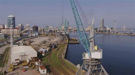 ბათუმის პორტი ამწე პორტის და ქალაქის ფონზე Stockfootage