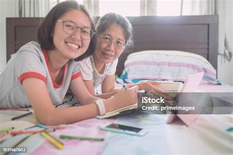 아시아 디지털 태블릿 및 스마트 휴대 전화를 사용 하 여 그들의 일을 집에서 가족과 온라인 쇼핑 휴식 Brand Name Video Game에 대한 스톡 사진 및 기타