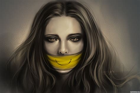 Девушка с повязкой на рту с нарисованной улыбкой — Картинки на аву