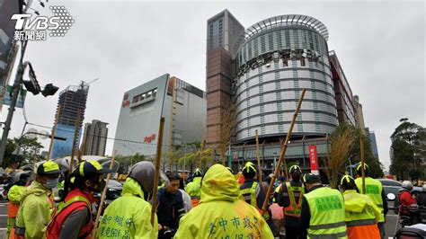 氣爆4死！員工怒揭沒疏散「先安撫vip」 新光三越解釋了│tvbs新聞網