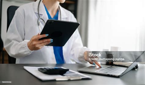 의료 기술 개념입니다 사무실에서 휴대 전화와 청진기로 일하는 의사 Brand Name Smart Phone에 대한 스톡 사진 및 기타 이미지 Brand Name