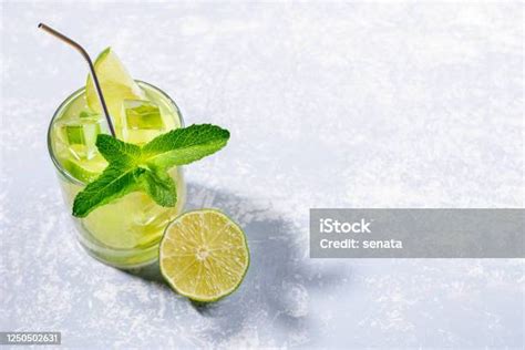 라임 얼음 신선한 민트 금속 마시는 빨대가 있는 아이스 그린 말차와 그림자가 있는 밝은 회색으로 만든 유리 0명에 대한 스톡 사진 및 기타 이미지 Istock
