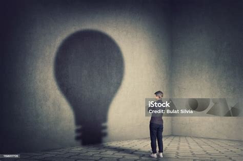 벽에 전구 모양그림자를 캐스팅 접힌 손을 잡고 전체 길이 젊은 사업가 야망과 비즈니스 아이디어 개념 개념에 대한 스톡 사진 및 기타 이미지 Istock
