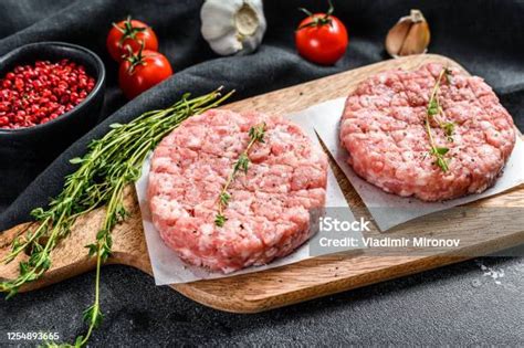 원시 돼지 고기 커틀릿 도마에 지상 고기 패티 유기농 다진 검은 색 배경 위쪽 보기 0명에 대한 스톡 사진 및 기타 이미지 0명 가루로 빻은 고기 Istock