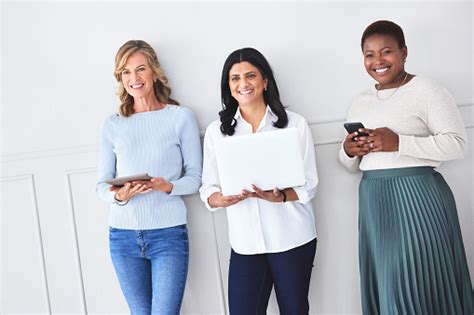 비즈니스 여성 미소와 기술 의사 소통 및 다양성과의 연결 함께 일하는 팀 행복 기업 여성 그룹 및 스마트폰과 태블릿이 있는 노트북 Wifi와 네트워킹 30 34세에 대한