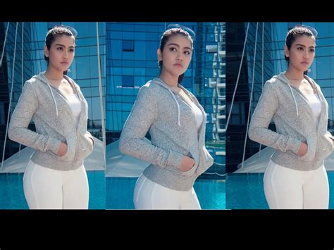 ကျစ်လစ်သွယ်လျလှပလွန်းတဲ့ အမိုက်စားခန္ဓာကိုယ်အလှတရားတွေနဲ့ ညို့ယူဖမ