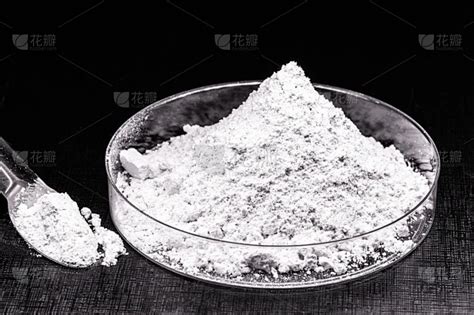 二氧化硅，也叫二氧化硅，是硅的氧化物。抗结块剂、消泡剂、粘度控制剂、干燥剂、饮料澄清剂、药物或维生素素材 花瓣网