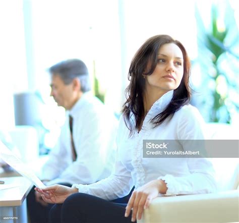 성공적인 비즈니스 여성 앉아 와 그녀의 직원 에 백그라운드 에 사무실 귀여운에 대한 스톡 사진 및 기타 이미지 귀여운