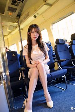 单人美女AI 花瓣网 陪你做生活的设计师 rpiece realistic Good structure cowbabe shot DSLR Quality Depth of