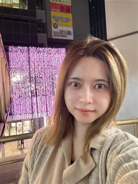 昨天睡弟弟家 一大早出門沒化妝品 隨手擦了隔離防曬就出門 原本想聚餐吃個麻辣鍋而已 沒想到被抓來耶誕城市集 還去了饒河夜市逛了一大圈 頂著素顏的我沿路頭都低低的 沒想到在捷運上看到一個高帥