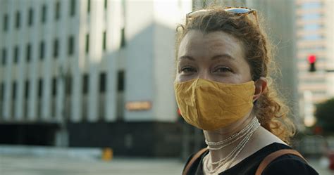 외로운 가면을 쓴 여자는 카메라에 미소 외관 30 34세에 대한 스톡 사진 및 기타 이미지 30 34세 30 39세 4k해상도 Istock