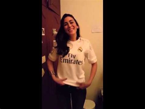 Enseña Los Pechos Tras Apostar Por El Cadiz Youtube