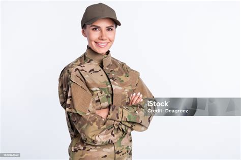 프로필 측 사진 의 젊은 여자 행복 미소 군인 육군 장교 교차 손 유니폼 위에 흰색 색상 배경 갈색 머리에 대한 스톡 사진 및
