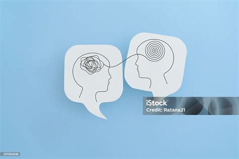 정신 건강 뇌 장애 세계 정신 건강의 날 알츠하이머 심리학 개념 생각의 얽힘과 명확한 선을 가진 인간의 머리는 파란색 배경으로 자른 진짜 흰색 말풍선 종이에 정신 건강에