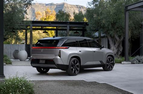 The Toyota Highlander Ev Arrives With 320 Miles Of Range And A Strategy That Finally Makes Sense