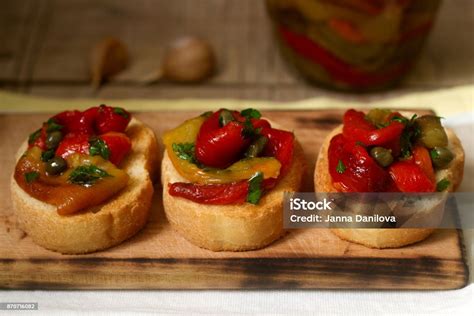 신선 하 고 맛 있는 브루 쉐 타 절인된 피망 케이 퍼 파 슬 리와 0명에 대한 스톡 사진 및 기타 이미지 0명 갈색 건강한 식생활 Istock