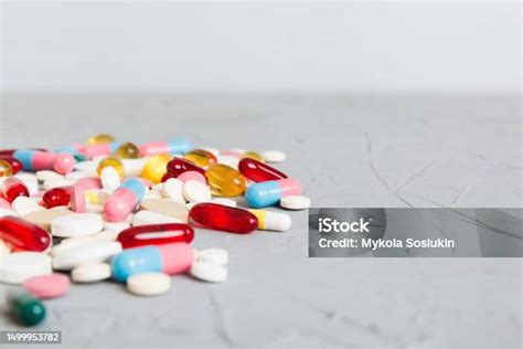 다양한 의료 정제 및 알약의 컬렉션 테이블 배경에 모듬 제약 약 알약 정제 및 캡슐 다양한 의약품 정제의 힙 의료 0명에 대한 스톡 사진 및 기타 이미지 Istock