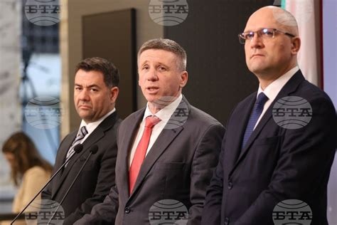 Изключените депутати и общински съветници от Възраждане започват работа по нова политическа