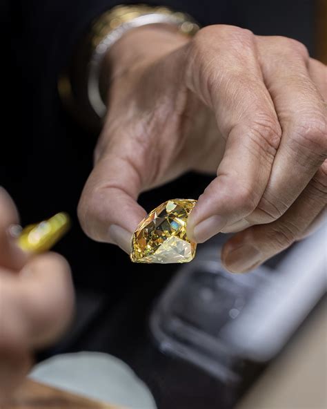 Tiffany Diamond The Dazzling History Of The Yellow Diamond