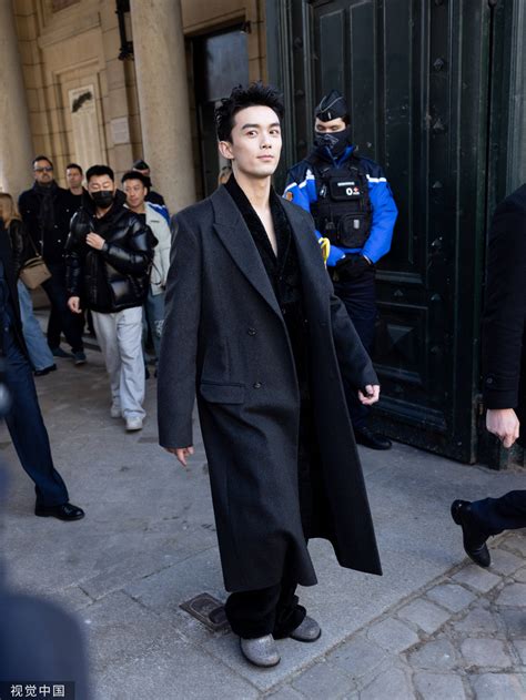 吴磊参加巴黎时装周 穿一身黑大衣现身秀场 搜狐大视野 搜狐新闻