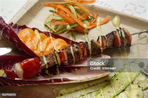 레스토랑에서 야채와 함께 접시에 제공되는 그리스 Souvlaki 꼬치 0명에 대한 스톡 사진 및 기타 이미지 0명 건강한