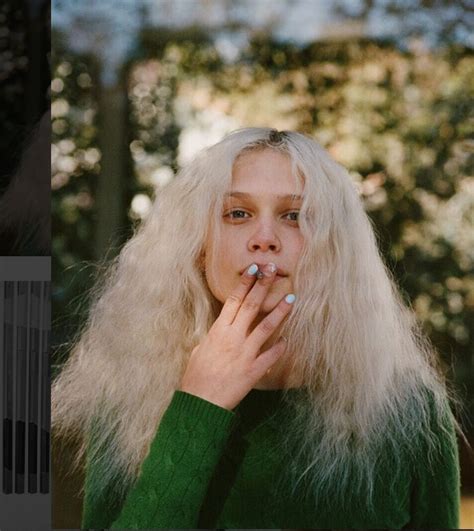 Smoking Celebs Click Image To Close This Window