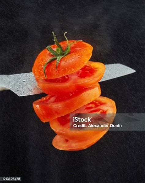 신선한 컷 토마토의 부양 칼은 공중에 토마토를 잘라 검은 색 배경에 고립 된 5 비행 토마토 조각 검은 색에 물 방울 부엌 칼에 대한 스톡 사진 및 기타 이미지 Istock