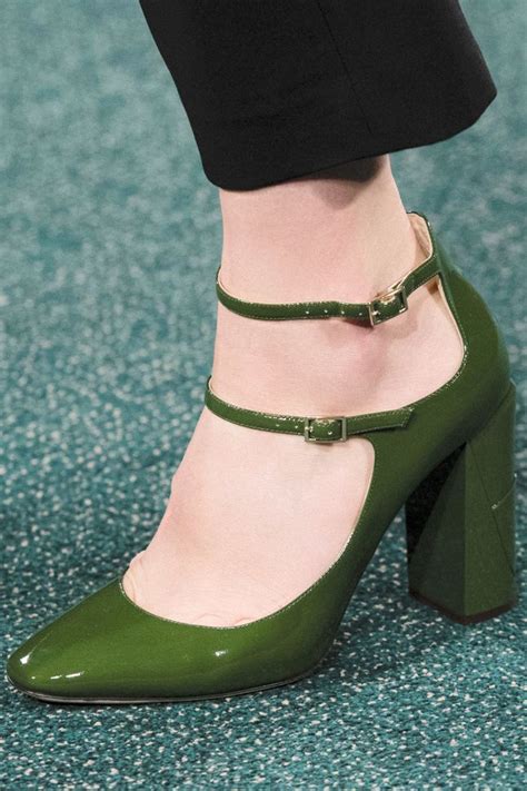 100 лучших пар обуви Недели моды в Лондоне | Leather dress sandals ...