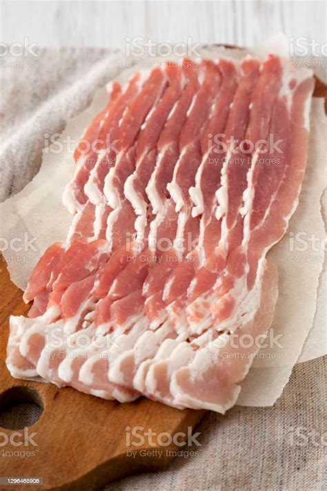 흰색 나무 배경 측면 보기에 소박한 나무 보드에 요리되지 않은 원시 베이컨 클로즈업 가공육에 대한 스톡 사진 및 기타 이미지 가공육 건조한 냅킨 Istock