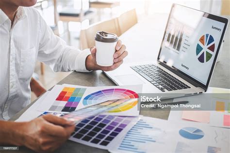 프로젝트 건축 드로잉 및 컬러 견본 작업 도구 및 장비그래픽 차트에 색칠 선택 작업 하는 젊은 창조적인 그래픽 디자이너 Cmyk에 대한 스톡 사진 및 기타 이미지 Istock