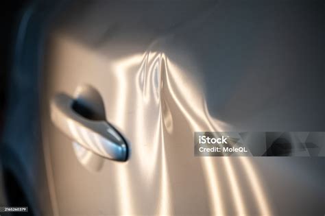 Light Reflections가 있는 자동차 도어 덴트는 손상 보험 청구 및 수리 옵션을 강조합니다 움푹 둘어간 자국에 대한 스톡 사진 및 기타 이미지 Istock