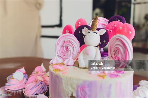 파란색 책장에 판타지 유니콘의 형태로 장식 된 아름다운 밝은 케이크 아이 생일을위한 축제 디저트의 개념 깃털에 대한 스톡 사진 및 기타 이미지 Istock