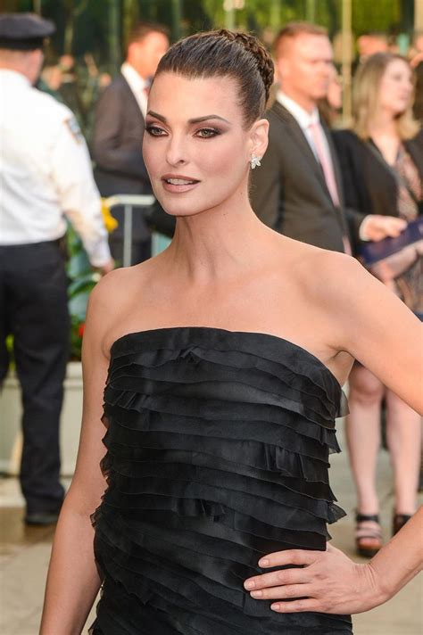 Linda Evangelista Hairstyles Her Hair Over The Years