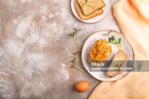 갈색 콘크리트에 마이크로그린이 있는 파란색 접시에 치킨 슈니첼 다이어트 건강한 식생활 평면도 복사 공간 0명에 대한 스톡 사진 및 기타 이미지 Istock