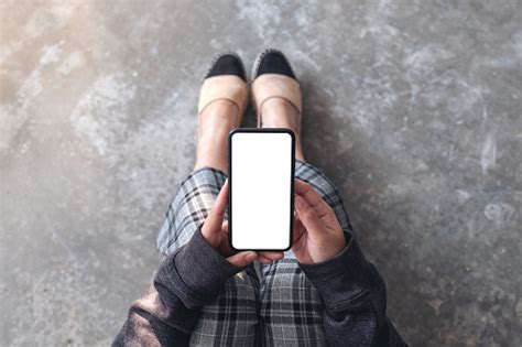 바닥에 앉아있는 동안 빈 데스크톱 화면과 검은 휴대 전화를 들고 여자 손에 대한 스톡 사진 및 기타 이미지 손 전화 가득 찬 Istock