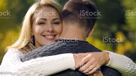 쾌활 한 여자는 남자와 미소를 포용 결혼 기관 낭만적 인 관계 10월에 대한 스톡 사진 및 기타 이미지 10월 11월 2명 Istock